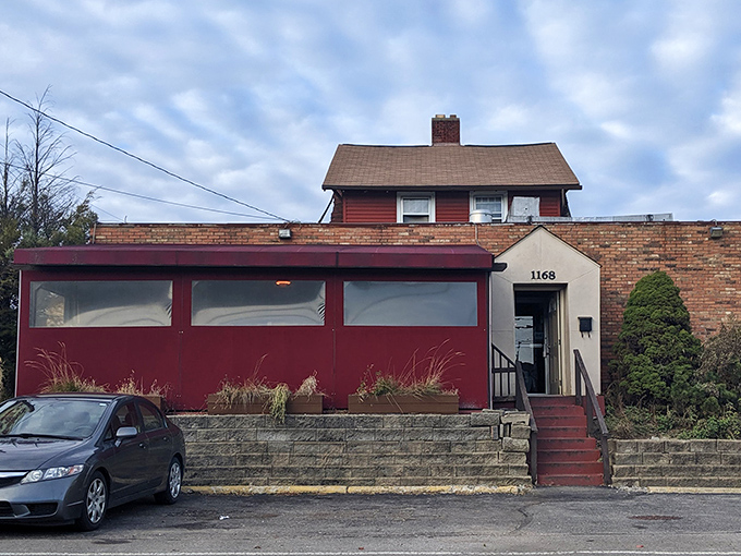 Behind this unassuming burgundy facade lies Columbus's best-kept pizza secret—proof that extraordinary flavors often hide in ordinary places.