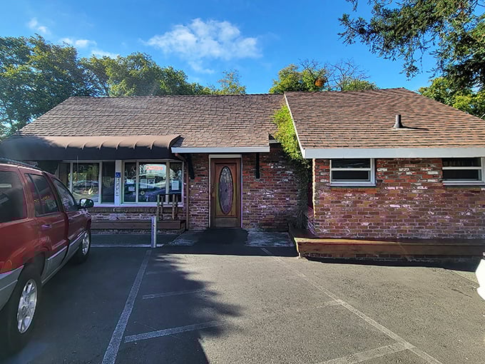The unassuming brick exterior of Hank's Creekside belies the culinary treasures within. Like finding a Picasso at a yard sale.