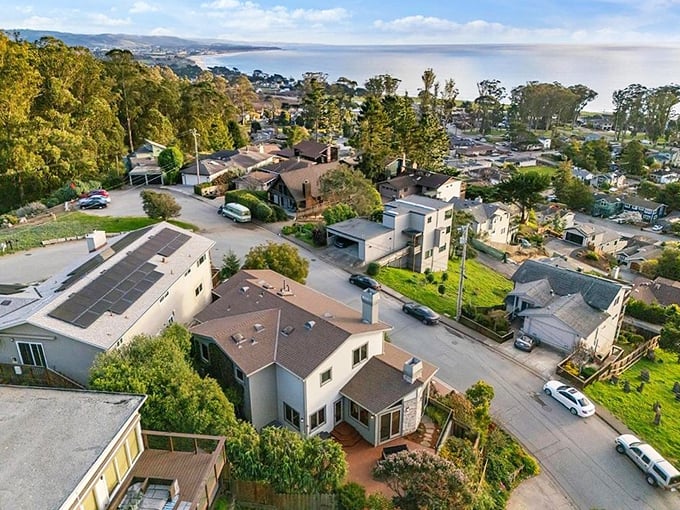 El Granada's hillside homes cascade toward the Pacific like a California dream sequence. Those curved streets aren't random—they're architectural poetry in motion.
