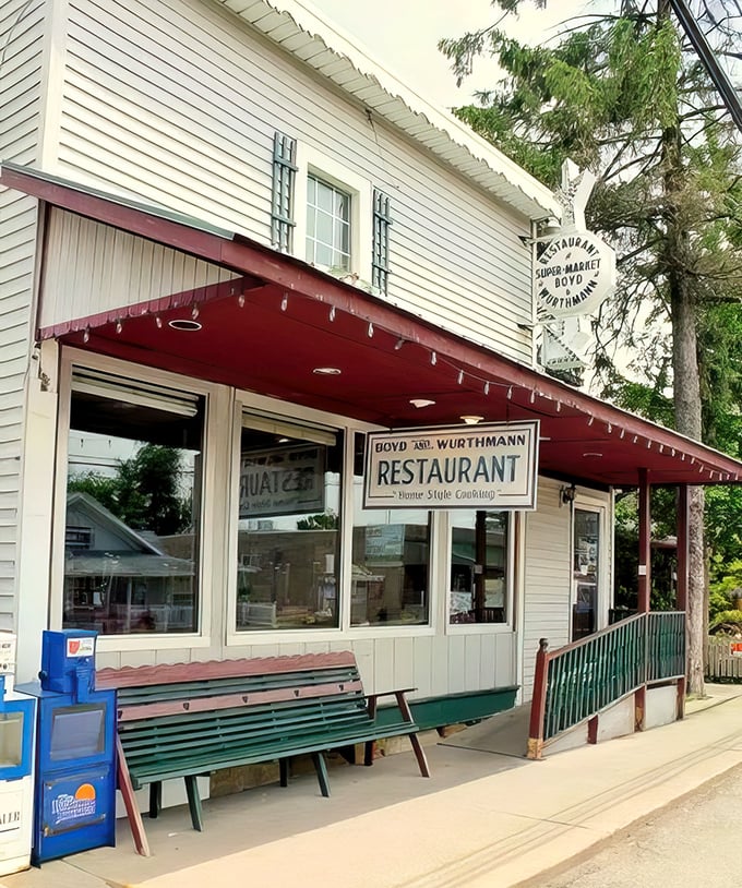 The unassuming exterior of Boyd & Wurthmann beckons like an old friend, promising comfort food treasures behind its modest façade. Home-style cooking awaits!