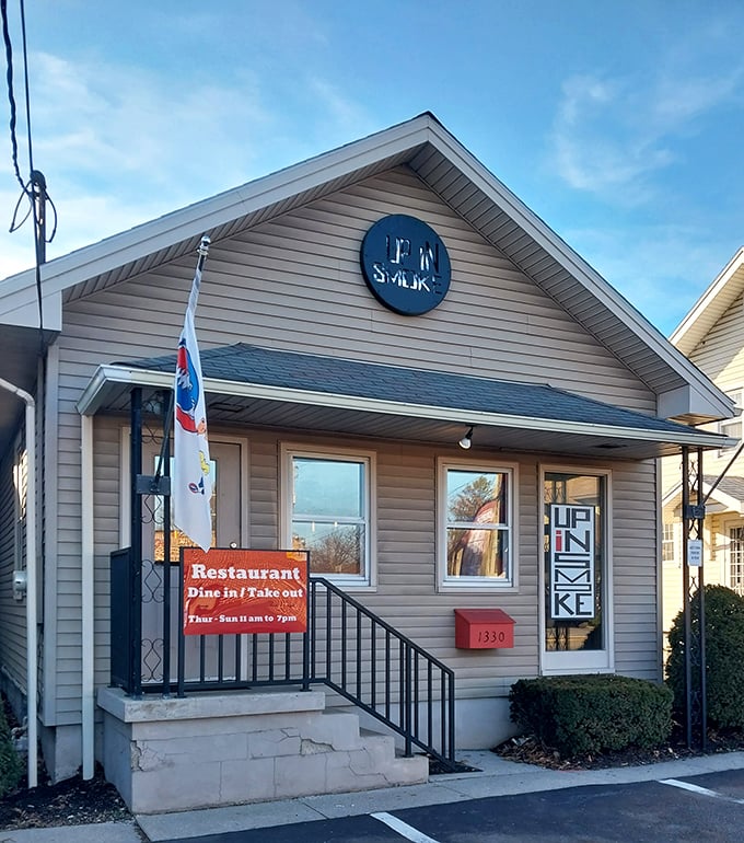 The unassuming beige exterior hides barbecue greatness like a poker player with four aces – no flash, all substance.