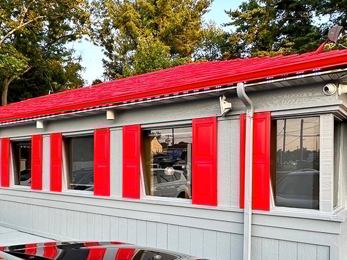 That iconic red roof isn't just eye-catching—it's a beacon of breakfast hope for hungry Delawareans seeking their morning salvation.
