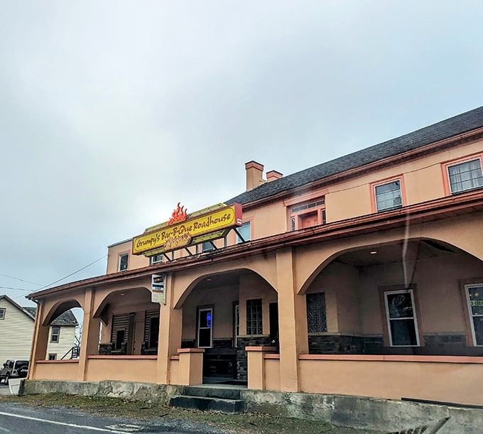 The peachy exterior of Grumpy's promises no frills, just thrills for your taste buds. This roadhouse means business—barbecue business.