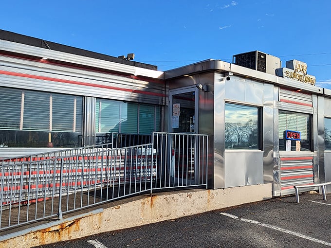 Classic Americana gleams in the Pennsylvania sunshine – this stainless steel time capsule on Route 30 promises comfort food that'll make your taste buds salute the flag.
