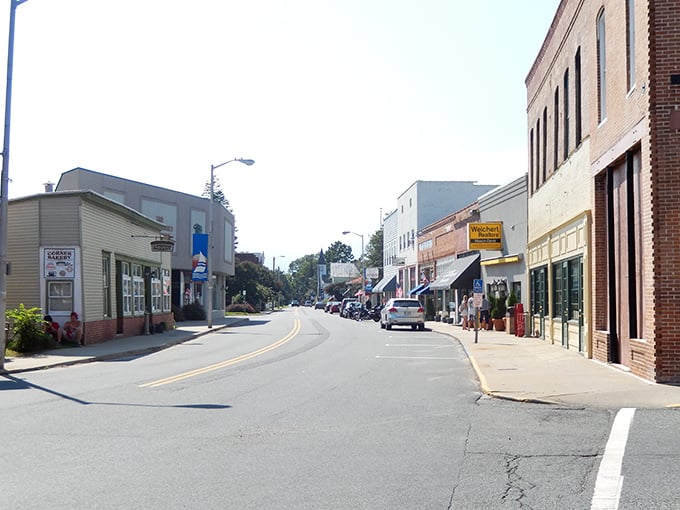Market Street whispers stories of yesteryear while inviting you to create new ones. Small-town charm with big personality.