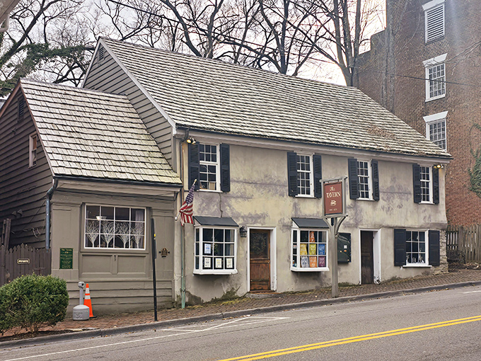 This unassuming colonial charmer has been feeding hungry travelers since before America needed a constitution.