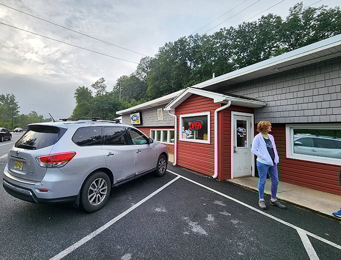 The unassuming red exterior of Diner 22 might fool you, but Pennsylvania breakfast enthusiasts know better – culinary treasures await behind that humble façade.