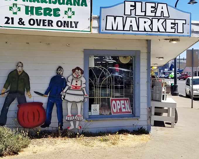 The entrance says it all – Halloween horror figures welcome you to a treasure hunt that's equal parts quirky and captivating.