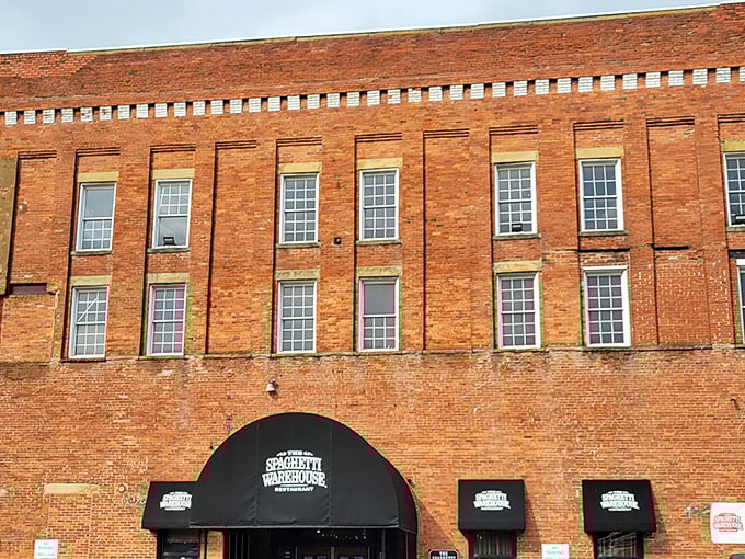 The Spaghetti Warehouse lights up Columbus evenings like a beacon for carb-lovers. That red carpet isn't just for show—it's preparing you for the celebrity treatment your taste buds deserve.