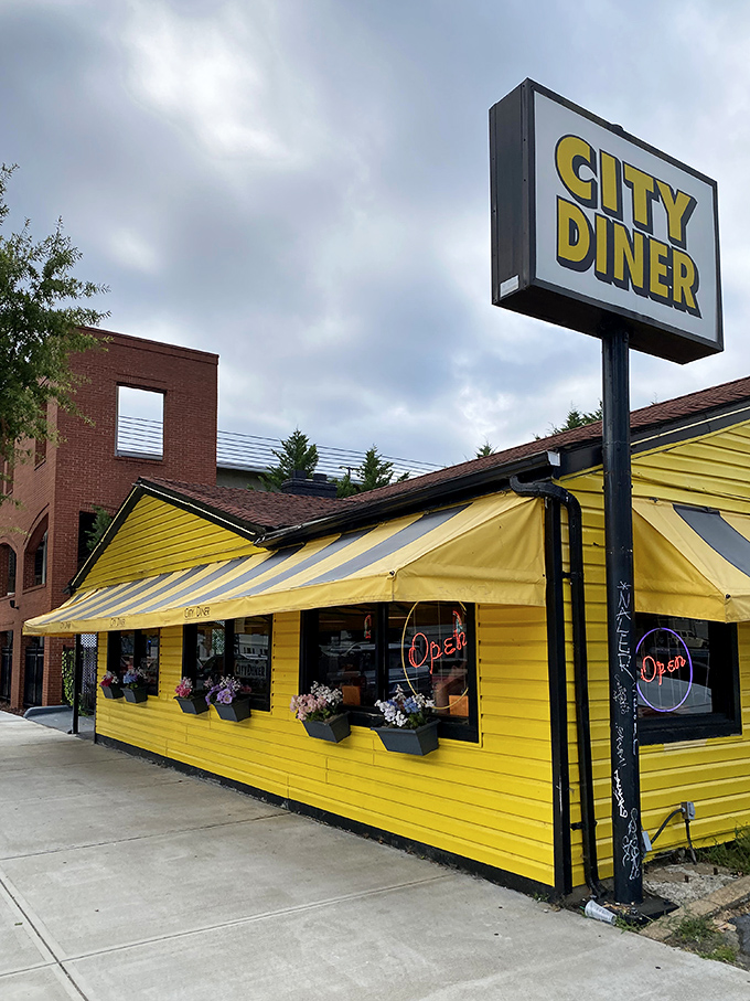 That sunshine-yellow exterior isn't just a building—it's a breakfast beacon calling to hungry Richmond residents like a pancake lighthouse on Broad Street.
