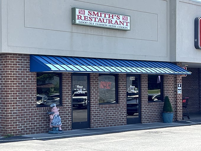Smith's Restaurant welcomes you with its unpretentious brick exterior and bright blue awning—proof that culinary treasures often hide in plain sight.