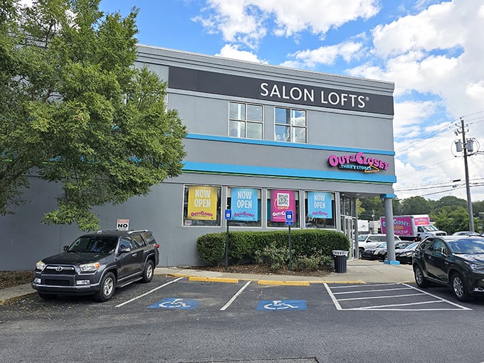 The distinctive turquoise stripe wrapping around this former Salon Lofts building is like a welcome ribbon on Atlanta's ultimate bargain gift box.
