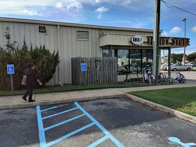Accessible to all, this side entrance welcomes bargain hunters with the promise of discoveries that won't break the bank.