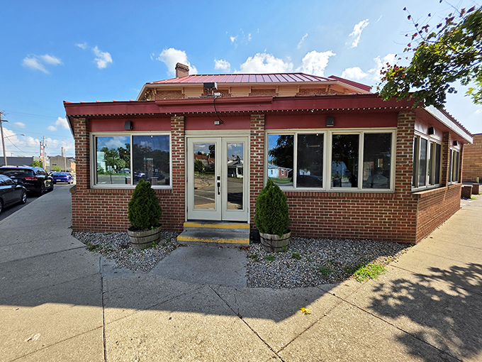 The unassuming brick exterior of Old Canal Smoke House hides a barbecue paradise within. Like finding a diamond in your backyard—unexpected and absolutely worth celebrating.