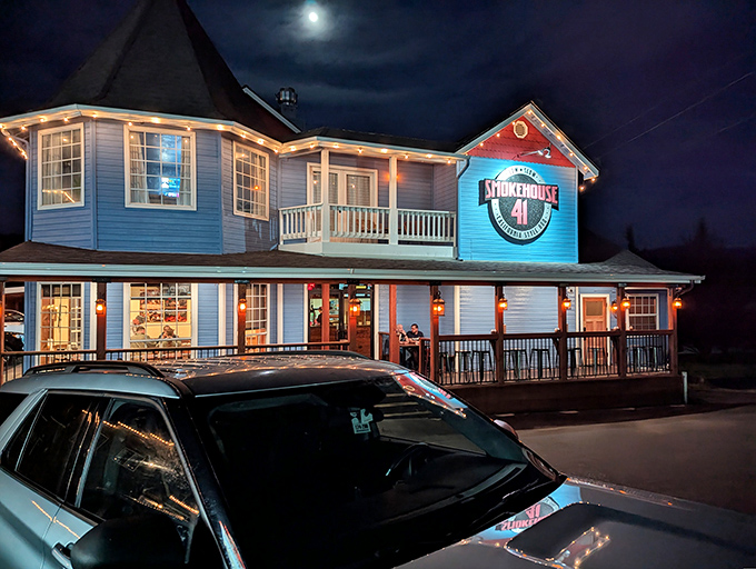 As night falls, Smokehouse 41 transforms into a glowing blue oasis of barbecue dreams – the mountain moonlight practically highlighting the entrance to meat paradise.