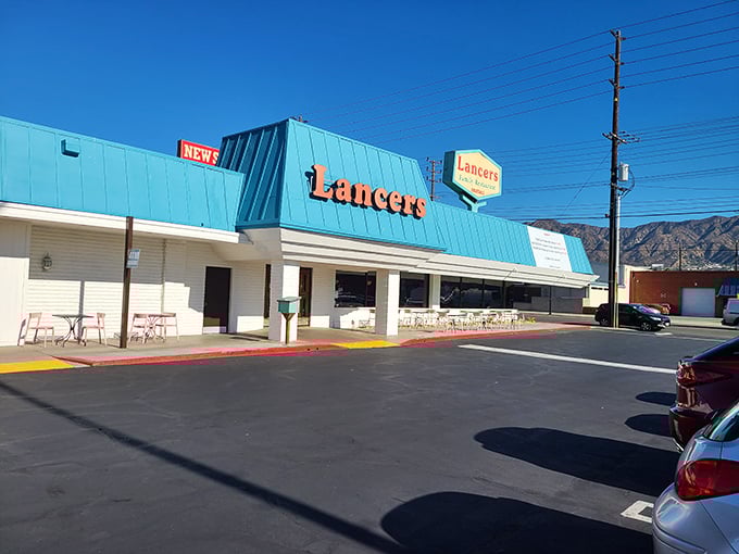 That iconic turquoise roof isn't just eye-catching—it's a beacon of comfort food promise against the Burbank mountains. Diner paradise awaits.
