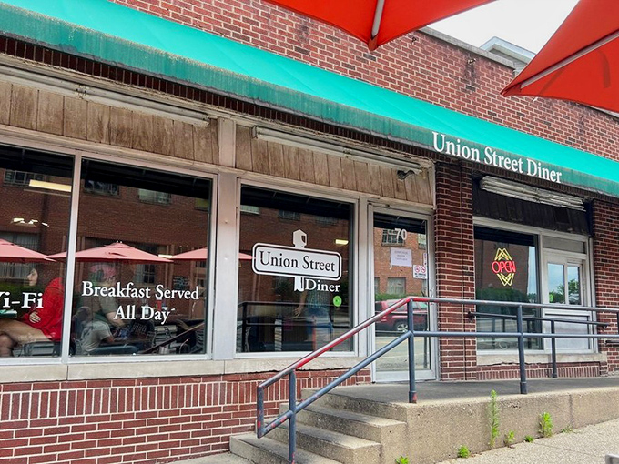 The brick facade with its distinctive turquoise trim promises comfort food salvation, like finding an oasis in a desert of chain restaurants.
