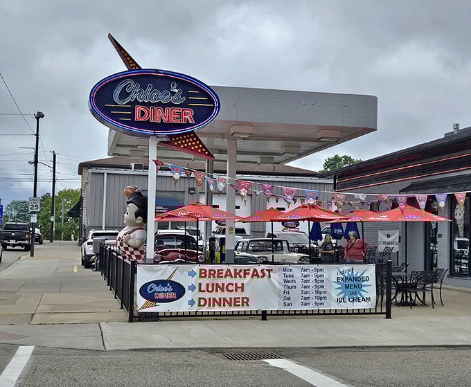 The neon glow of Chloe's Diner sign beckons like a lighthouse for hungry travelers. This retro oasis in Massillon promises comfort food that'll make your taste buds do a happy dance.