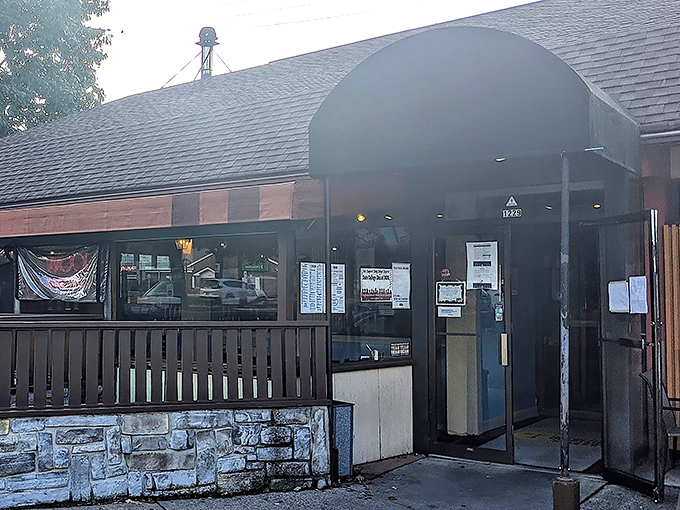 A welcoming brown awning beckons hungry visitors – the pizza equivalent of a "come hither" look that's impossible to resist.