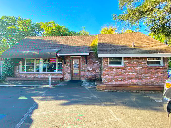 The unassuming brick exterior of Hank's Creekside belies the culinary treasures within. Like finding a Picasso at a yard sale.