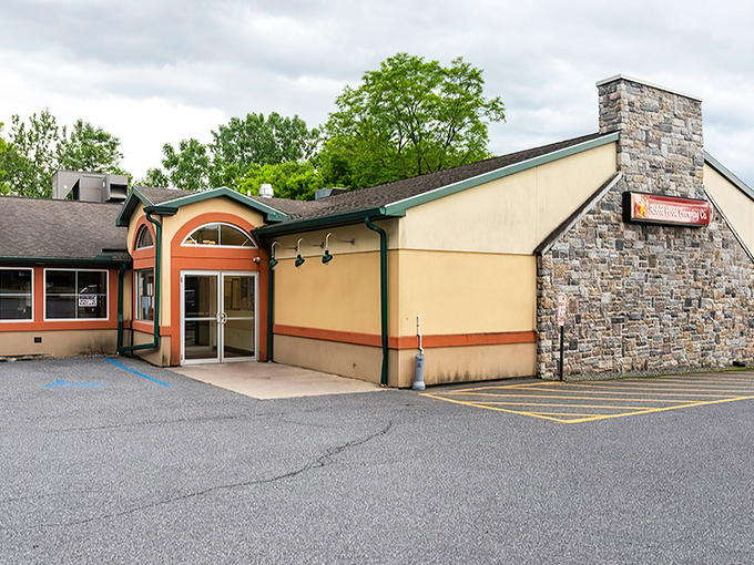 The unassuming exterior of Robin Hood Brewing Co. proves that architectural modesty often hides culinary treasures. Like finding a Michelin star in your neighbor's garage.