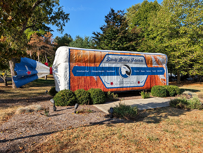 Talk about a carb overload! This giant bread loaf stands proudly against the Ohio sky, making every passing driver do a double-take worth the whiplash.