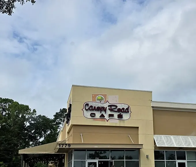 The unassuming exterior of Canopy Road Cafe stands like a breakfast beacon against Florida's blue sky, promising comfort food that'll make your taste buds dance.