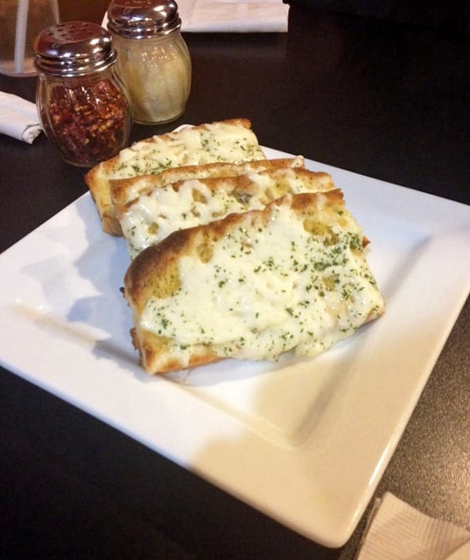 Garlic bread that's more cheese than bread, and nobody's complaining. The perfect opener to any Samosky's feast.
