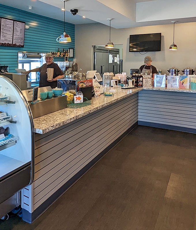 Behind the counter, friendly faces prepare treats that make shopping marathons possible – because bargain hunting requires proper fuel.