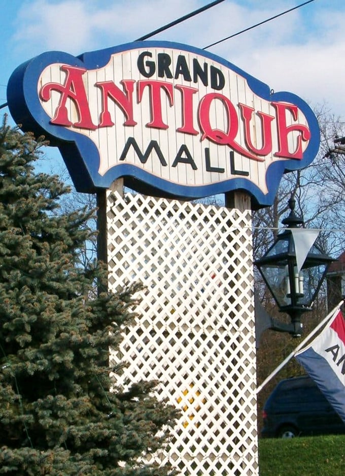 The iconic sign that's lured countless treasure hunters off the highway. That vintage typography isn't just lettering—it's a promise of wonders within.