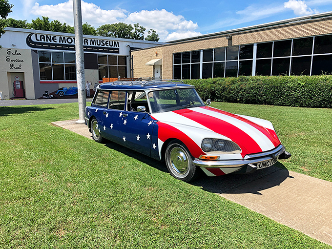 Stars and stripes meet French automotive design in this patriotic Citroën that screams freedom.