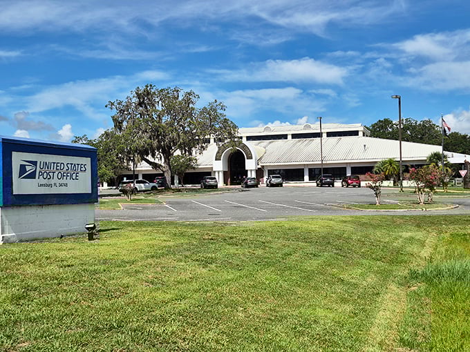 Even the post office in Leesburg has that "I've got a story to tell" quality—functional Americana with a touch of Florida landscaping.