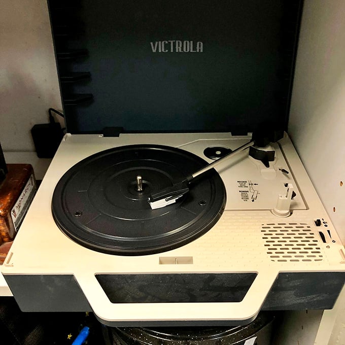 This Victrola record player bridges generations—vinyl's warm sound meets Bluetooth convenience. Music lovers, your time machine has arrived!