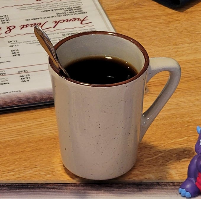 The humble coffee mug – steadfast companion to countless conversations, newspaper readings, and the contemplation of whether to order dessert. (Spoiler: always yes.)