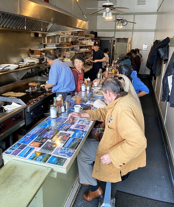 The morning ballet of diners, cooks, and servers in perfect choreography—a San Francisco breakfast ritual playing out in miniature. 
