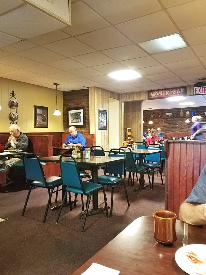 Morning rituals play out in hushed conversations and newspaper rustling—a slice of Americana served alongside every meal. 