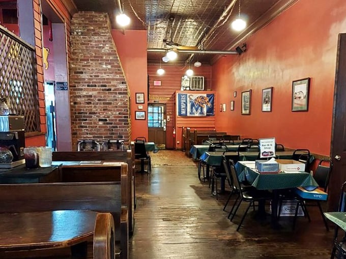 No designer lighting or trendy decor here – just honest-to-goodness barbecue in a space that feels like coming home.