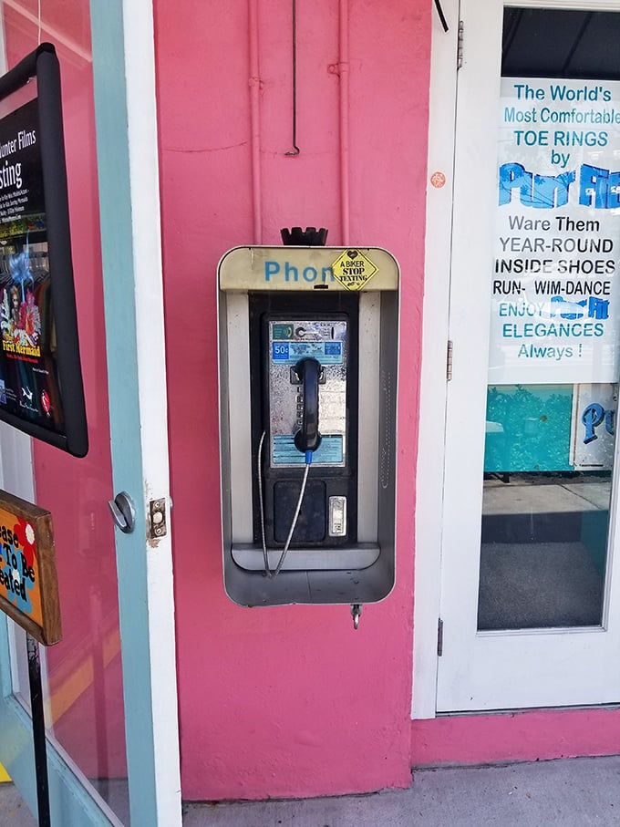 That vintage payphone on the pink wall is practically begging you to call everyone you know and brag about what you're eating.