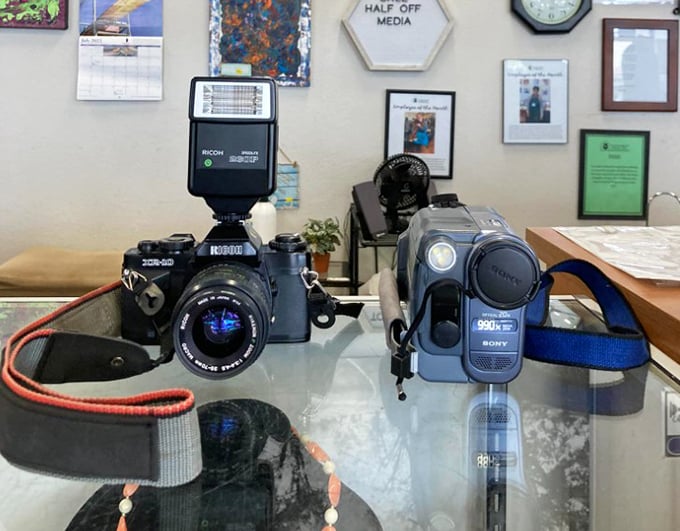 Vintage cameras that captured someone's memories now wait to become your shelf décor—or maybe the start of your analog photography renaissance.