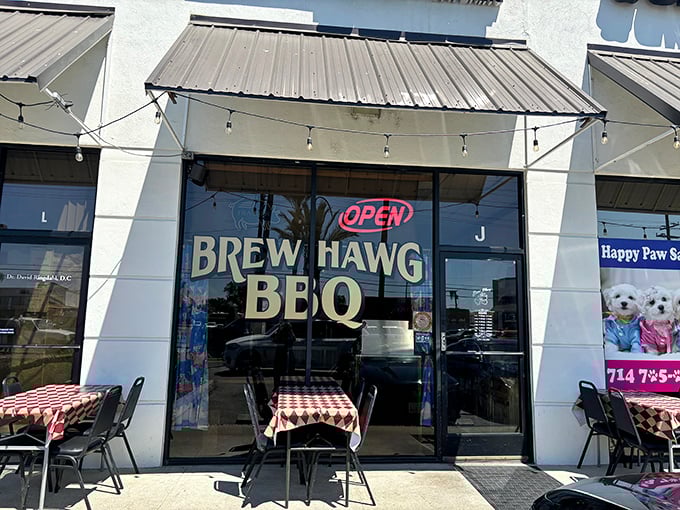 Checkered tablecloths, smoky aromas, and a name like Brew Hawg—this is BBQ with personality and punch.