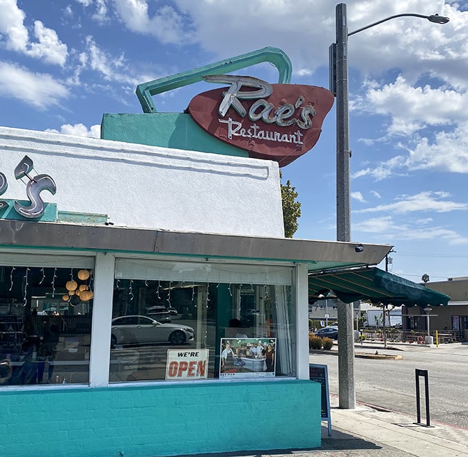 Turquoise and cream never looked so appetizing – this Santa Monica icon serves nostalgia with every perfect bite.