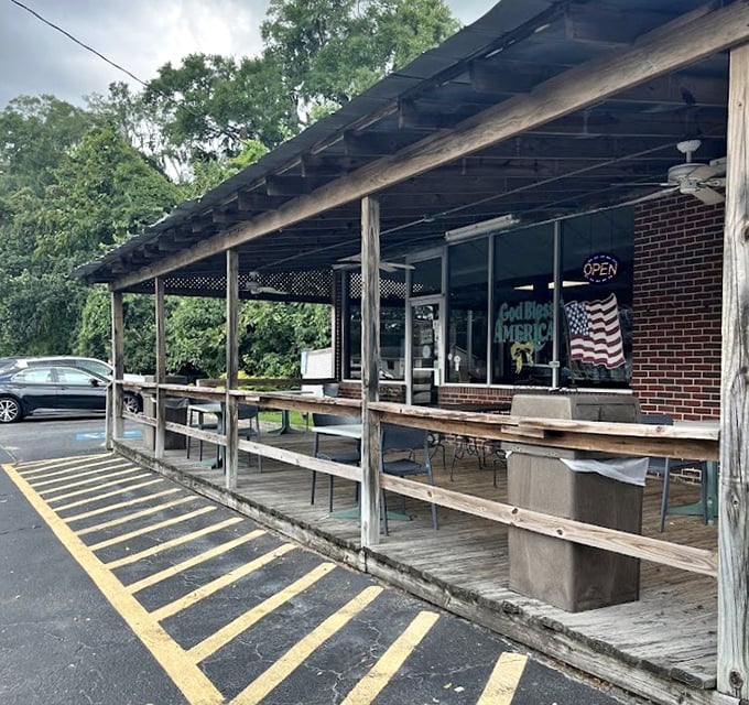 Sometimes the most unassuming spots serve the most memorable meals – welcome to your new favorite sandwich discovery.