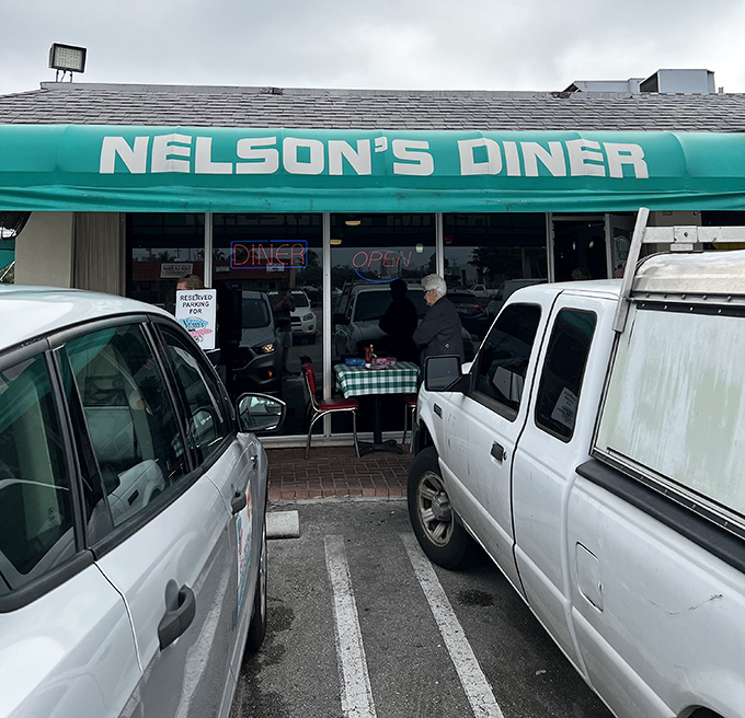 Green and white diner perfection – exactly what comfort food dreams are made of, no assembly required.