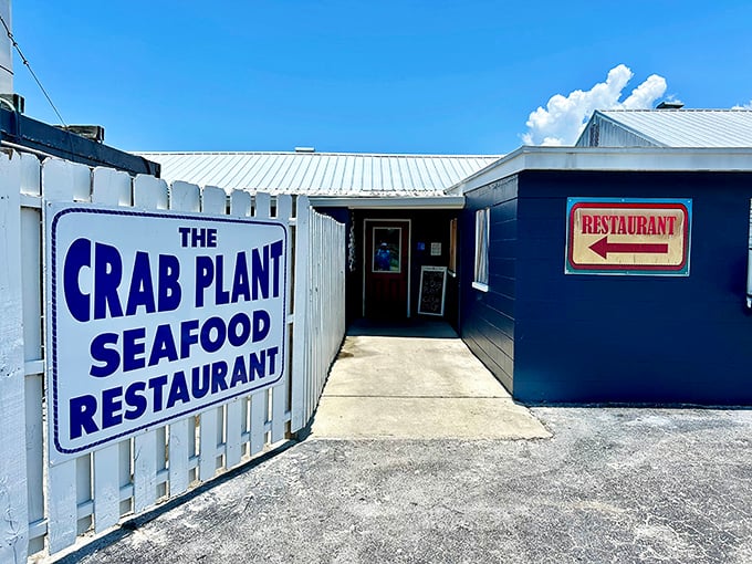 That simple "Restaurant" arrow points the way to crab heaven – no GPS required!