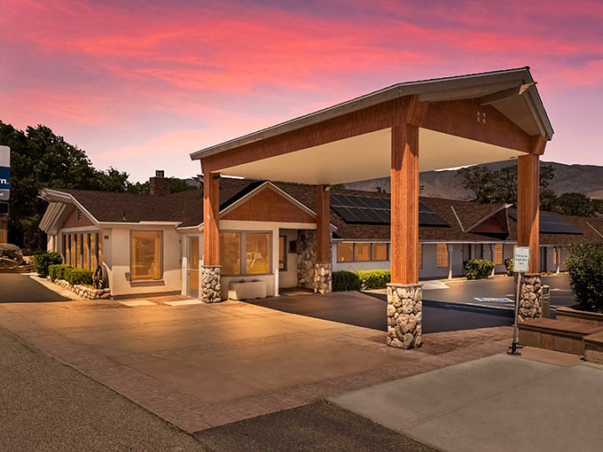 Sunset paints the Best Western in hues that no filter could improve. Mountain hospitality at its warmest.