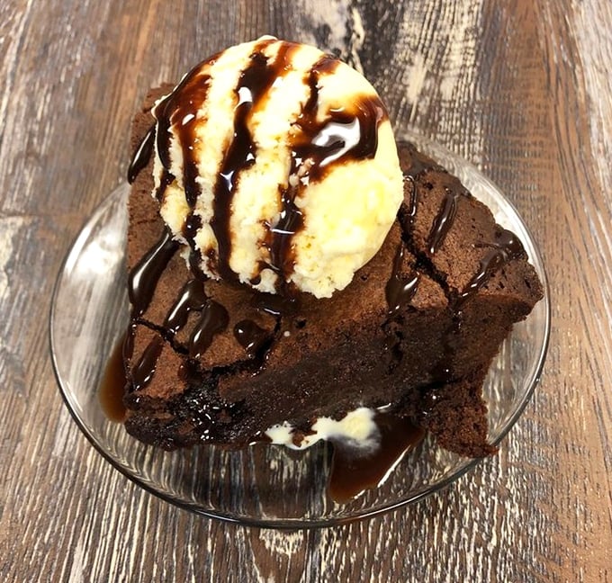 Brownie à la mode – where warm chocolate decadence meets cold vanilla in a temperature contrast that somehow feels like coming home.