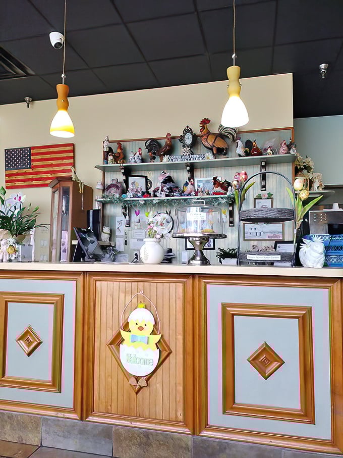 Warm lights, Americana décor, and rooster flair—it’s as if Norman Rockwell painted the friendliest checkout.