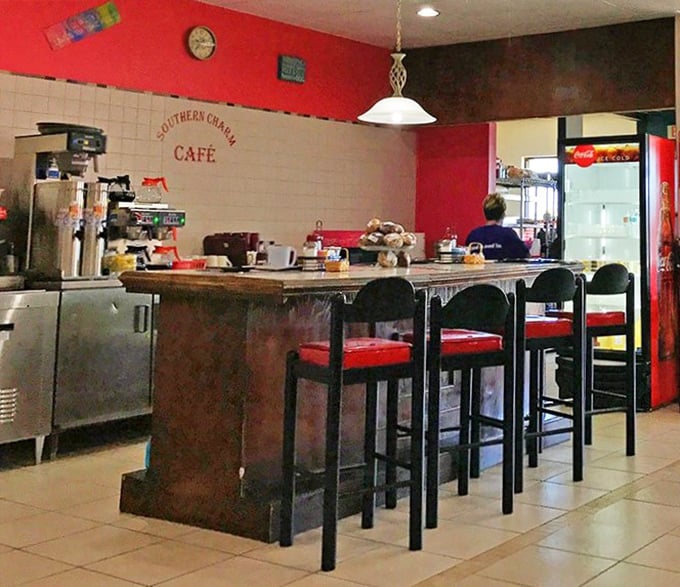 The counter seating offers front-row tickets to the breakfast show – red stools await those who appreciate culinary theater.