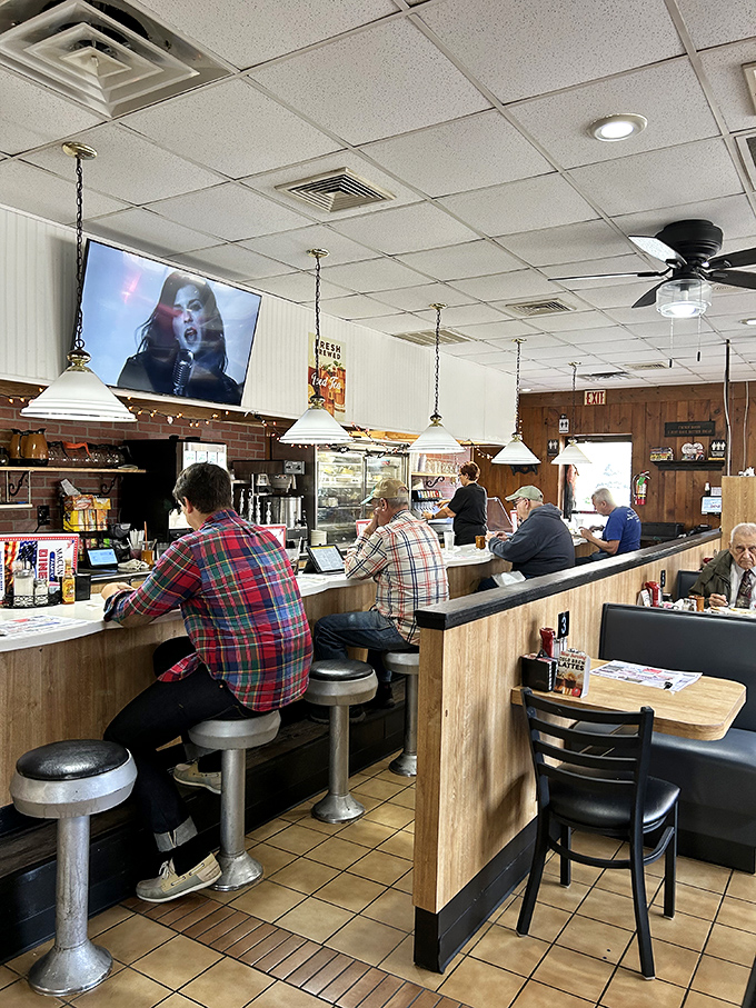 The counter – where breakfast dreams come true before your eyes. Front-row seats to the morning show.