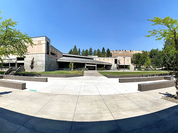 Oregon Tech's modernist campus brings a touch of architectural boldness to the landscape. Knowledge and affordability in concrete harmony.